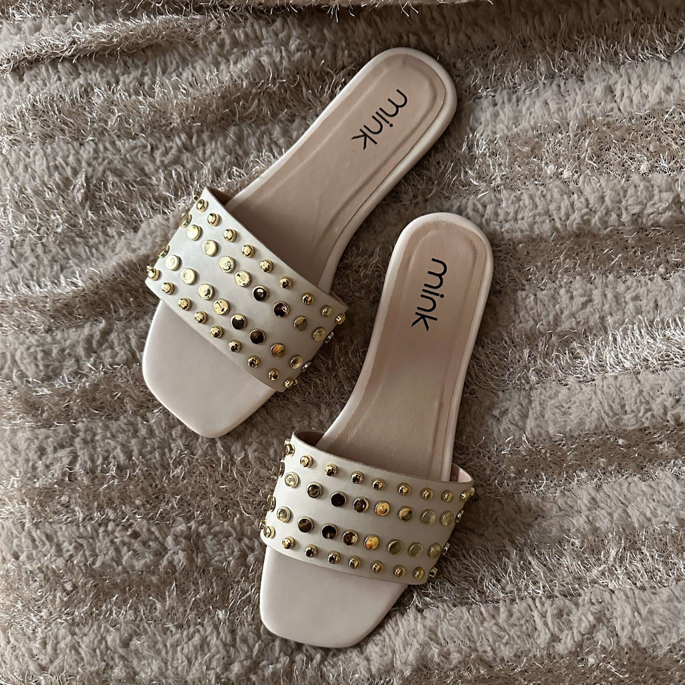 STUDDY FLATS | White – Mink